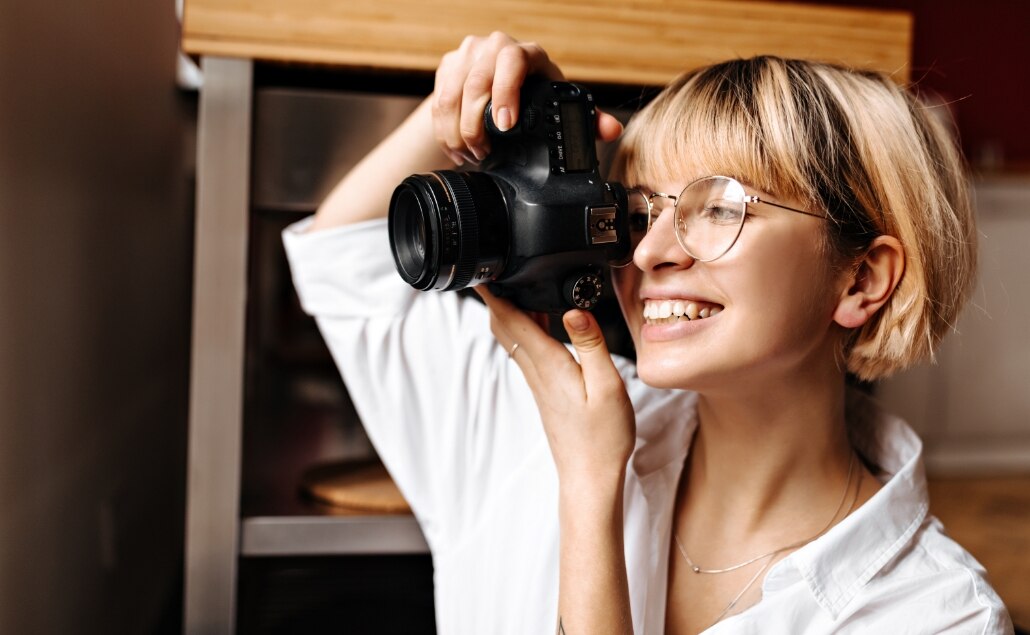Fotos mit Brille: So klappt es vor und hinter der Kamera | Brille24 DE